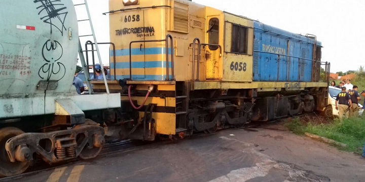 Trem colide e arrasta Corolla com pai, mãe e filho na BR-343 em Altos