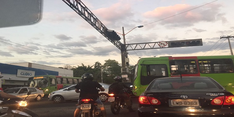 Sinais param e trânsito fica congestionado na zona Leste - Cidade