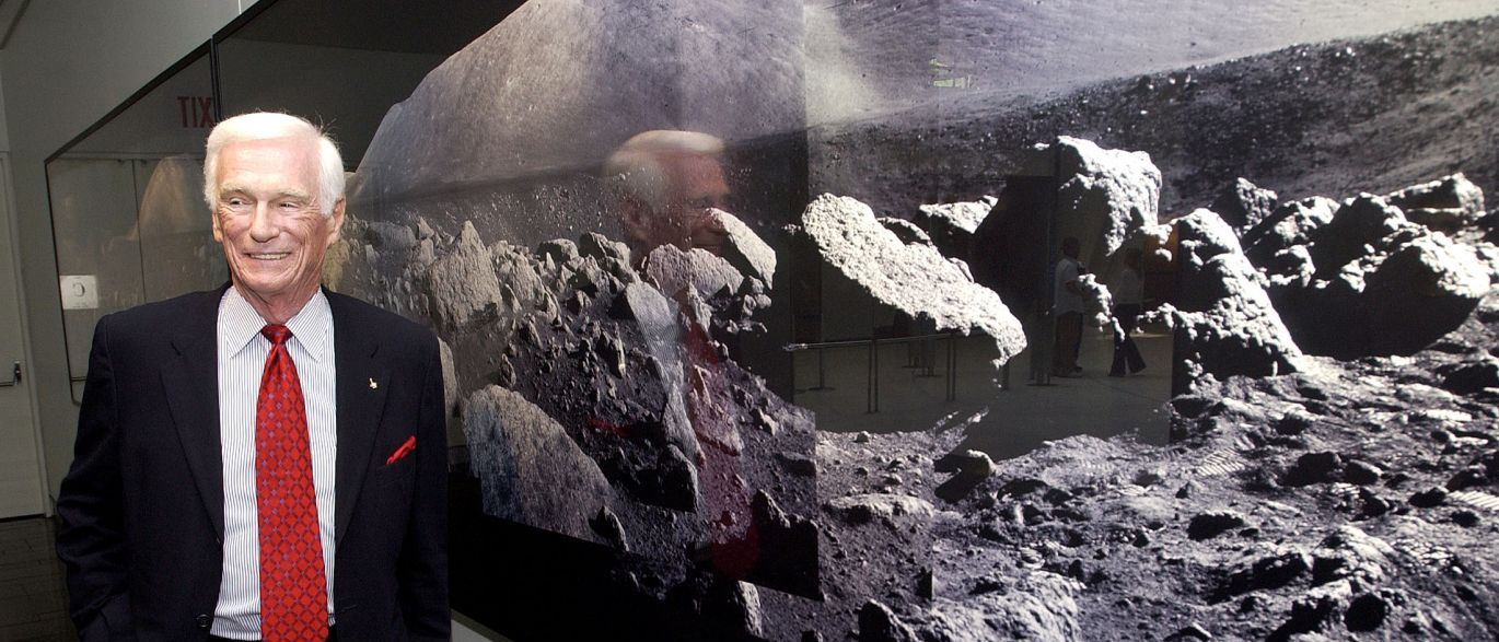 Morre o astronauta Gene Cernan, último homem a pisar na lua - Ciência ...