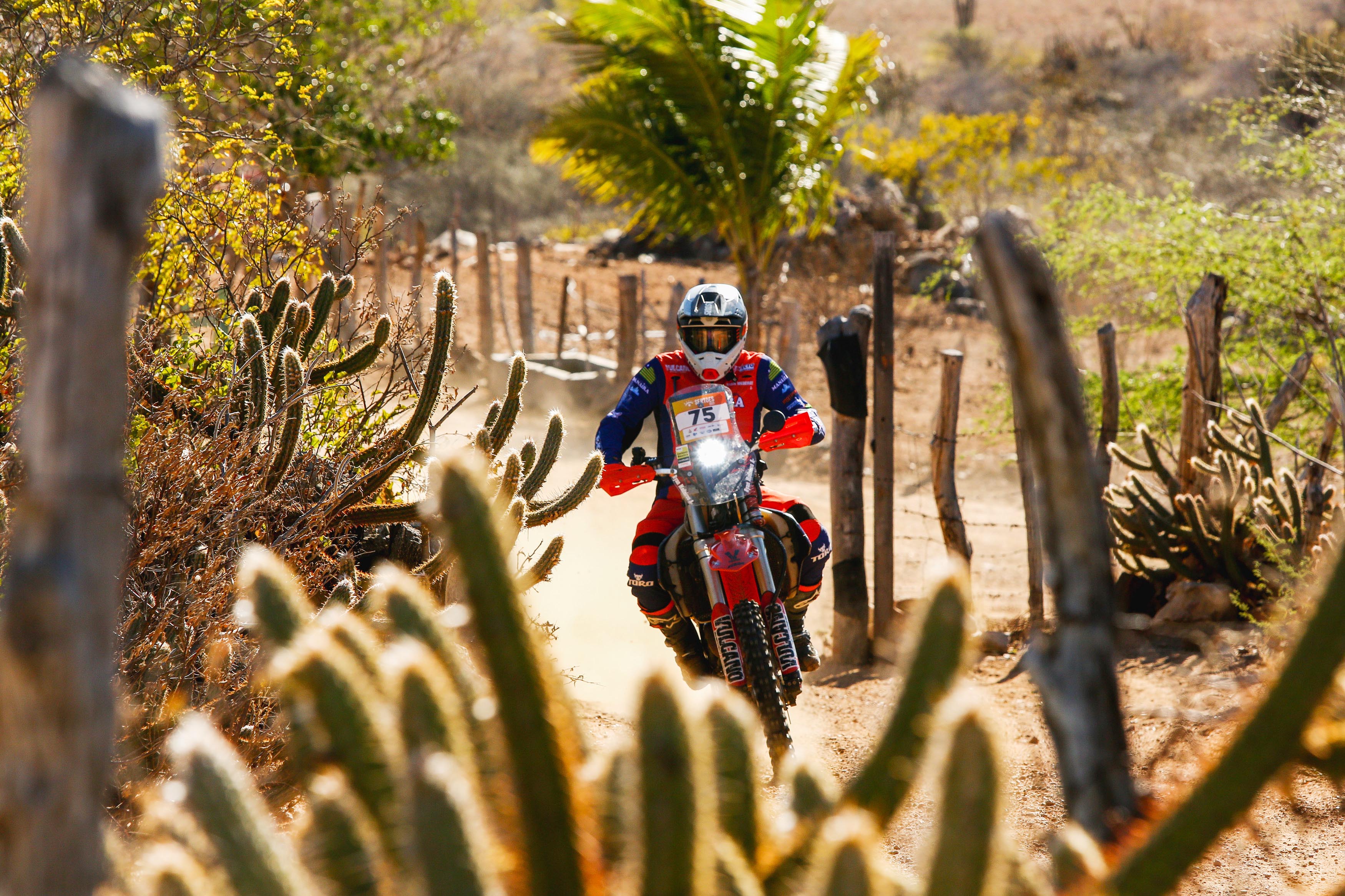Piauiense Ryan Medeiros está entre os líderes da Moto 3 no Rally dos ...